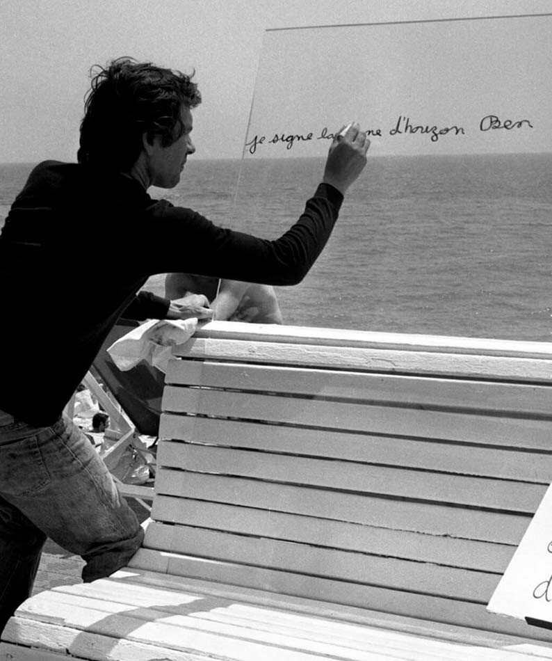 BEN | L'artistes aux écritures blanches sur fond noir