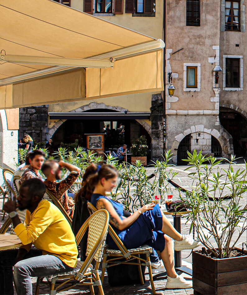 Des bières stylées au soleil, bienvenue au Café de la Place d'Annecy ...